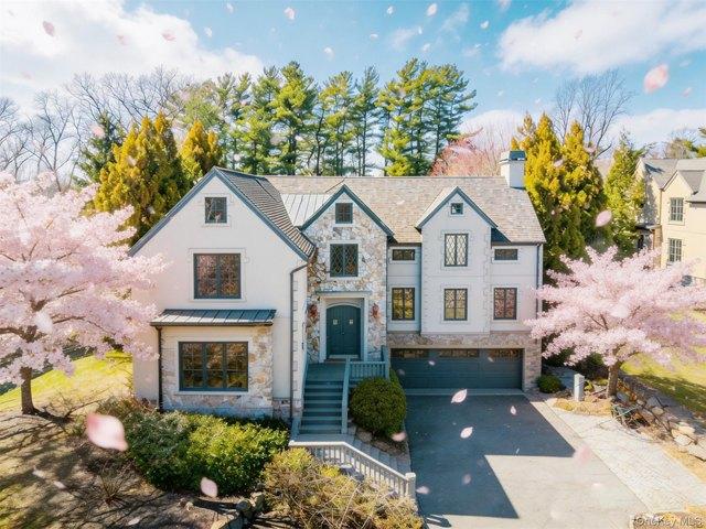 9 Earle Dr, Muttontown, NY 11791