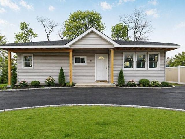 9 Emerald Ln S, Amityville, NY 11701