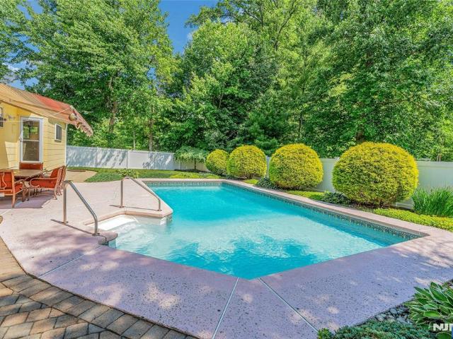 9 Fairway Avenue