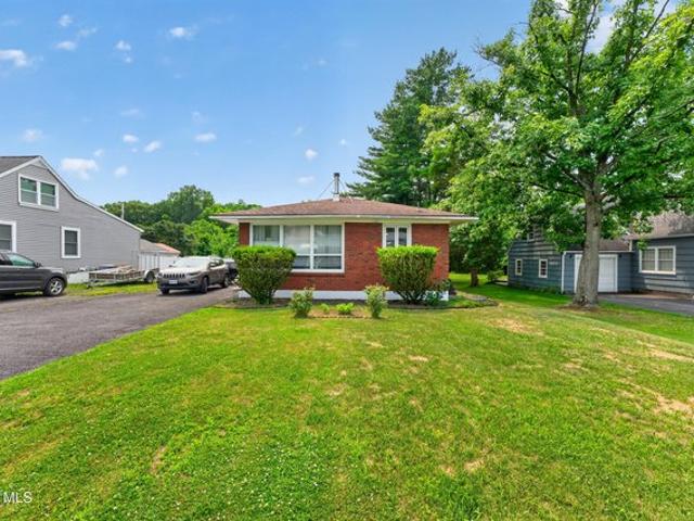 9 Fairlawn Ave, East Greenbush, NY 12144