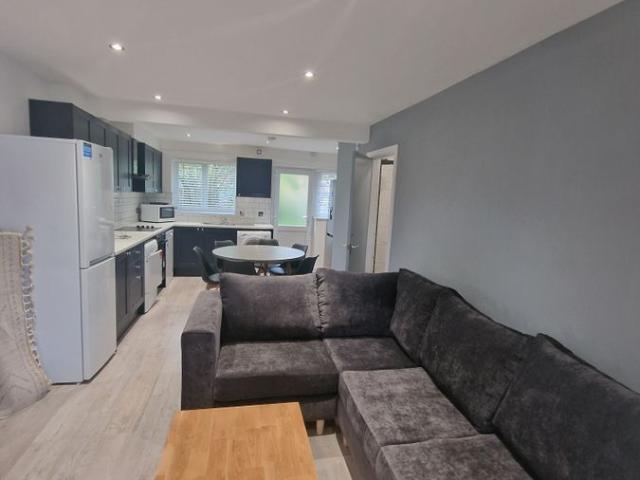 9 Falcon Close, Lenton, Nottingham NG7, 6 bed shared accommodation to rent, £4,030 pcm | PrimeLocation