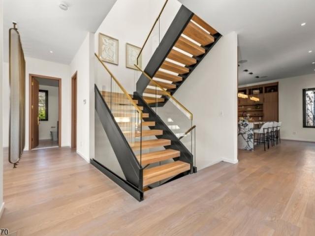 9 Far Brook Dr