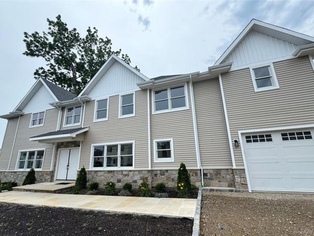 9 First St, Glenwood Landing, NY 11547