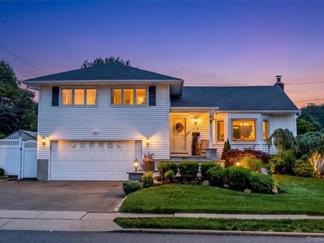9 Florgate Rd, Farmingdale, NY 11735