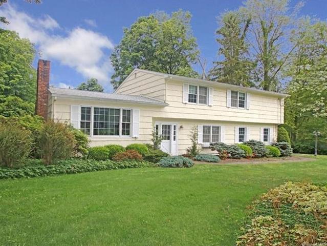 9 Fox Run Ln S, Newtown, CT 06470