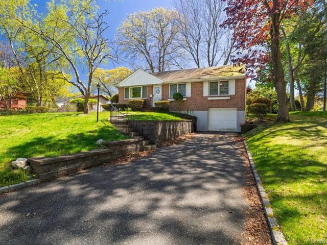 9 Gold St, Kings Park, NY 11754