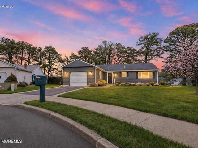 9 Gramercy Ct, Toms River, NJ 08757
