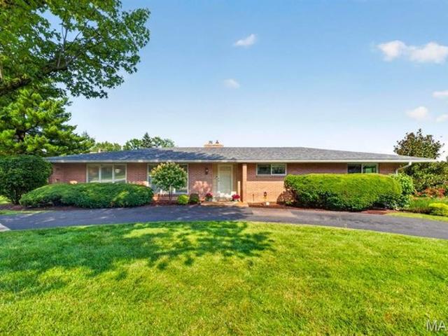 9 Green Oaks Dr, Olivette, MO 63132