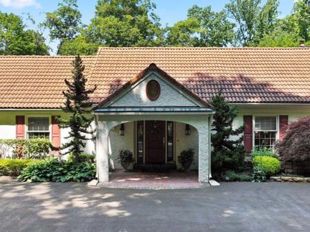9 Hunt Club Ln, Malvern, PA 19355