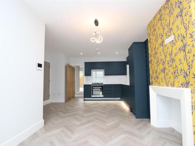 9 High Street, Bath BA2 2 bed flat to rent £1,375 pcm £317 pw