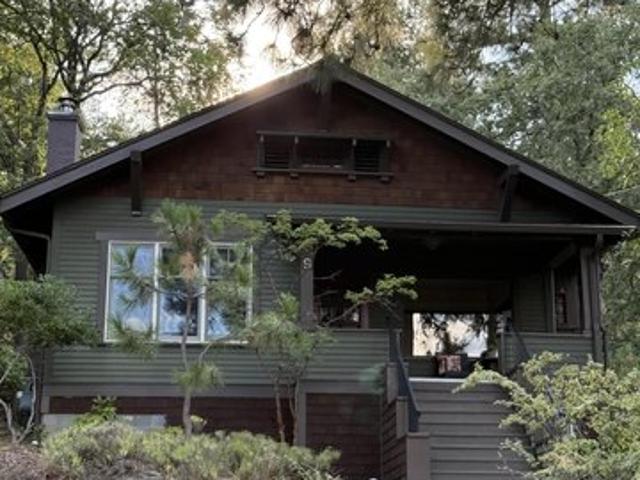 9 Hillcrest St, Ashland, OR 97520