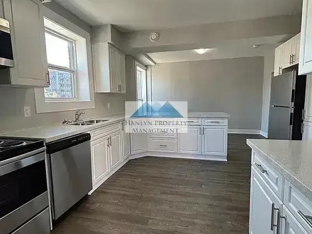 9 Holton Ave N, 2 beds, 1 full bath