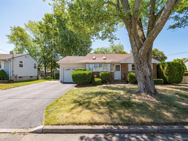 9 Johnson Pl, Lindenhurst, NY 11757