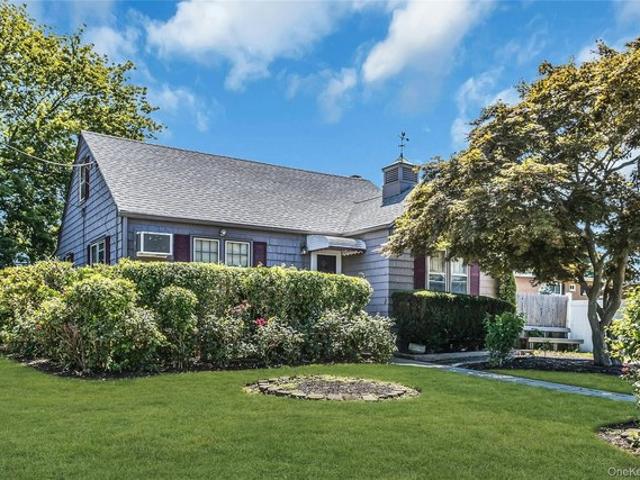 9 Kays Ct, North Babylon, NY 11703
