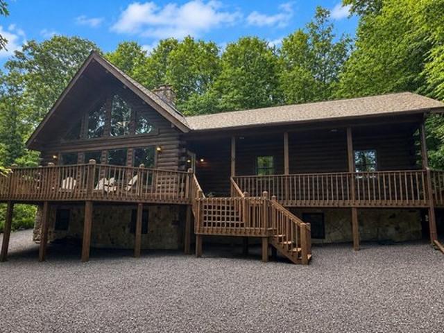 9 Lake Rd E, Moscow, PA 18444
