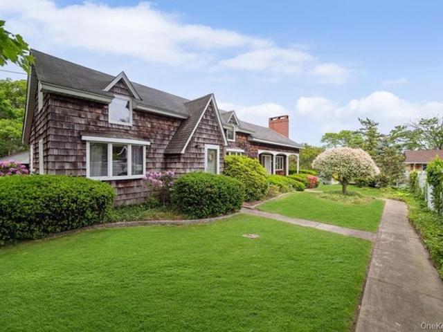 9 Lakeland Ave, Patchogue, NY 11772