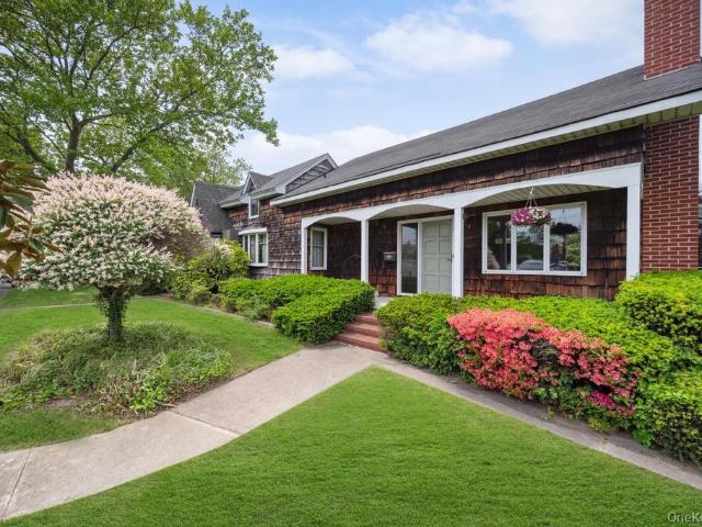 9 Lakeland Avenue