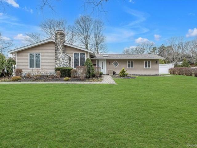 9 Lauren Ave, Dix Hills, NY 11746
