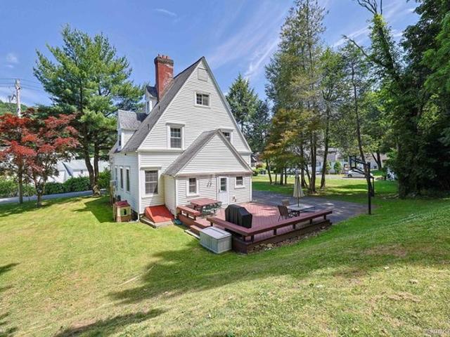9 Library Rd, Tuxedo Park, NY 10987