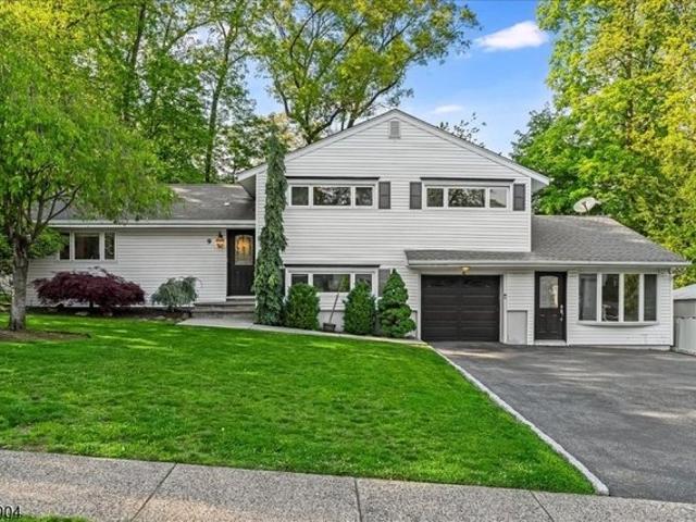 9 Linden Ln, Wayne, NJ 07470