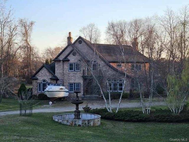 9 Locust Woods Dr, Shelter Island, NY 11964