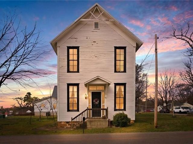 9 Locust Ave, Farmington, AR 72730