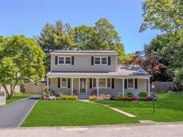 9 Phoenix Rd, Rocky Point, NY 11778