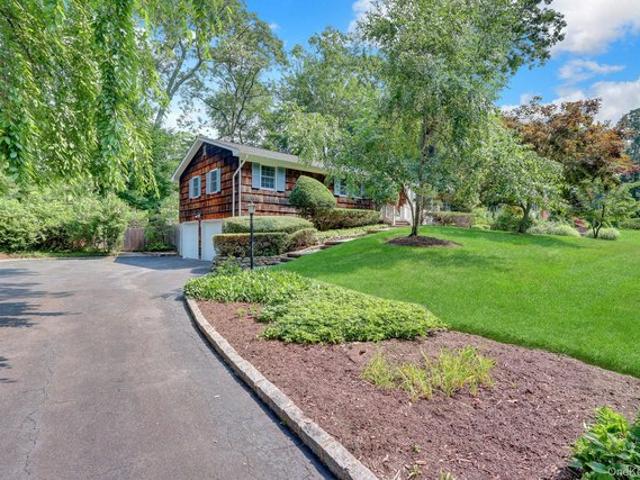 9 Pleasant Dr, East Setauket, NY 11733