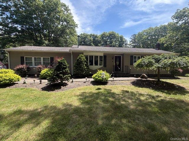 9 Pleasant View Rd, Ridge, NY 11961