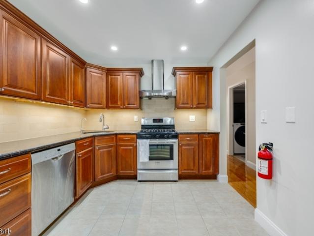 9 Queensbridge Dr