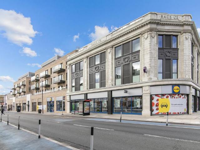 9 Raffles Court, 206 Upper Tooting. 2 bed apartment to rent £2,500 pcm £577 pw