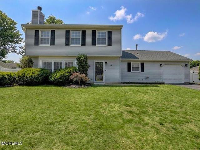 9 Regina Dr, Howell, NJ 07731