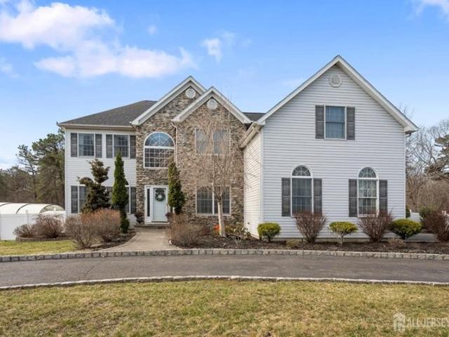 9 Redwood Ct, Monroe Township, NJ 08831