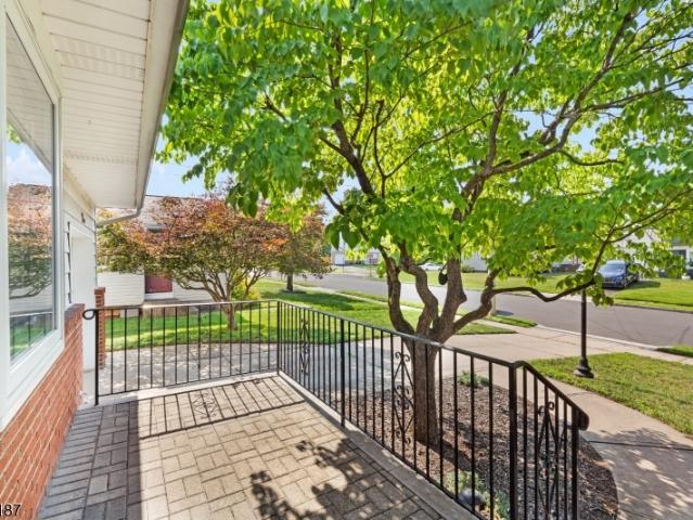 9 Riviera Dr