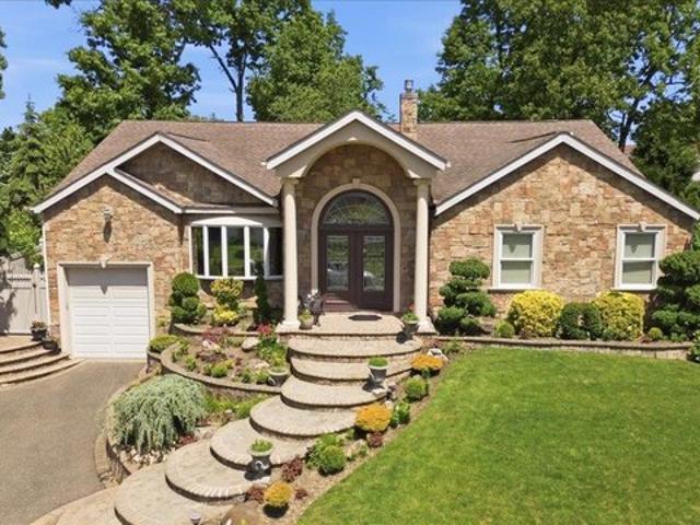 9 Robert Cir, Syosset, NY 11791