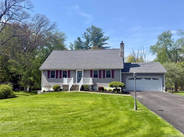 9 Robert Dr, Hyde Park, NY 12538