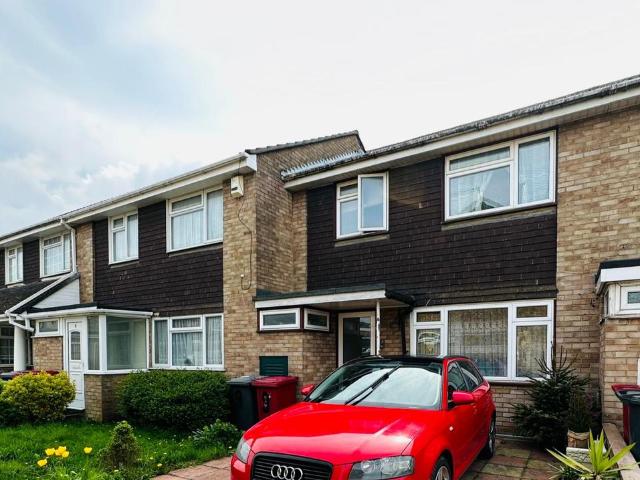 9 Rose WAlk Slough, SL2 3 bed bungalow to rent £1,900 pcm £438 pw
