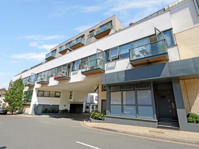 9 St Marys Road, Surbiton KT6 2 bed apartment to rent £2,400 pcm £554 pw