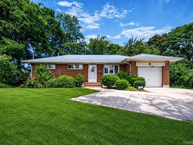9 Standish Rd, Brentwood, NY 11717