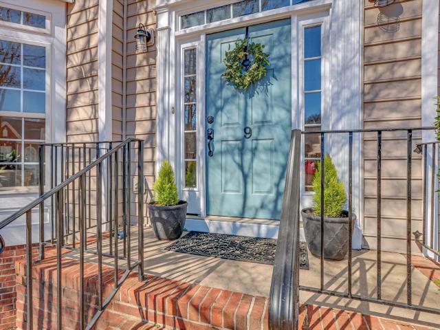 9 Suffolk Downs Way