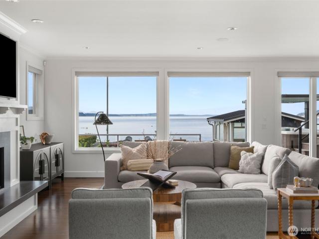 9 SW Three Tree Point Lane