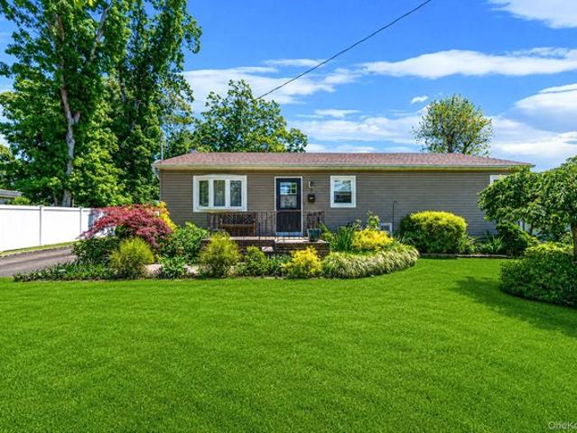 9 Sylvan St, Bay Shore, NY 11706