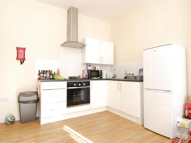 9 Seaton Avenue, Plymouth PL4 2 bed flat to rent £1,274 pcm £294 pw