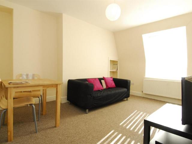 9 Seaton Avenue, Plymouth PL4 2 bed flat to rent £1,430 pcm £330 pw
