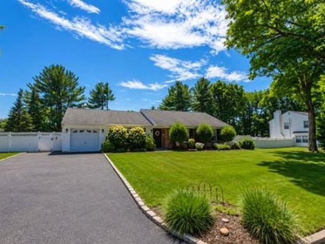 9 Singingwood Dr, Stony Brook, NY 11790
