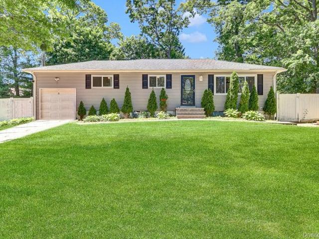 9 Taft Ct, Deer Park, NY 11729