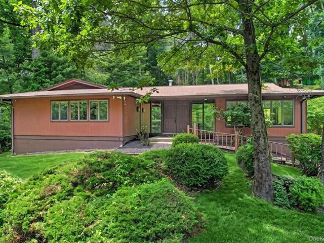 9 Tamarack Ln, Pomona, NY 10970