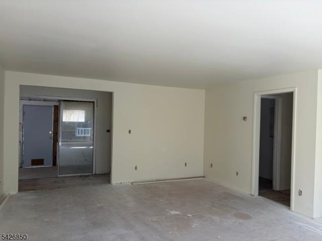 9 Thomas Dr