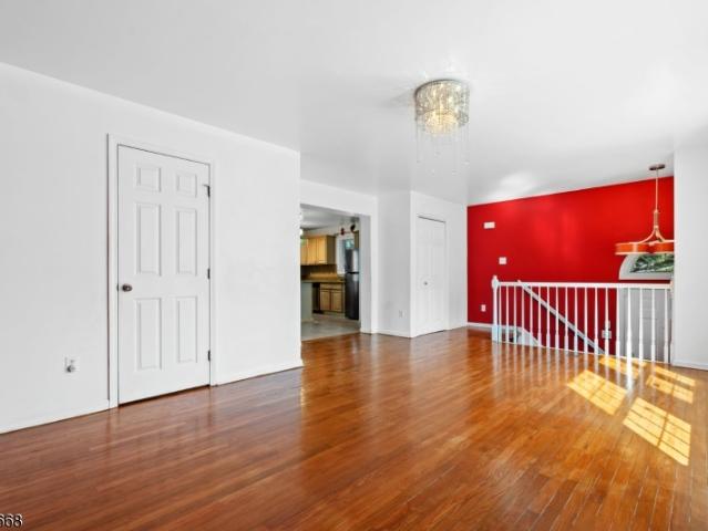 9 Tompkins St