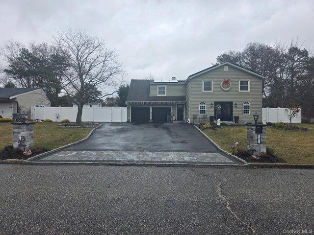 9 Torrey Pine Ln, Medford, NY 11763